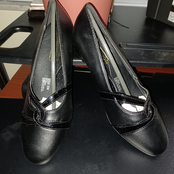 Beacon | Shoes | Comfort Well By Beacon 9 W Black Low Wedge Heel | Poshmark